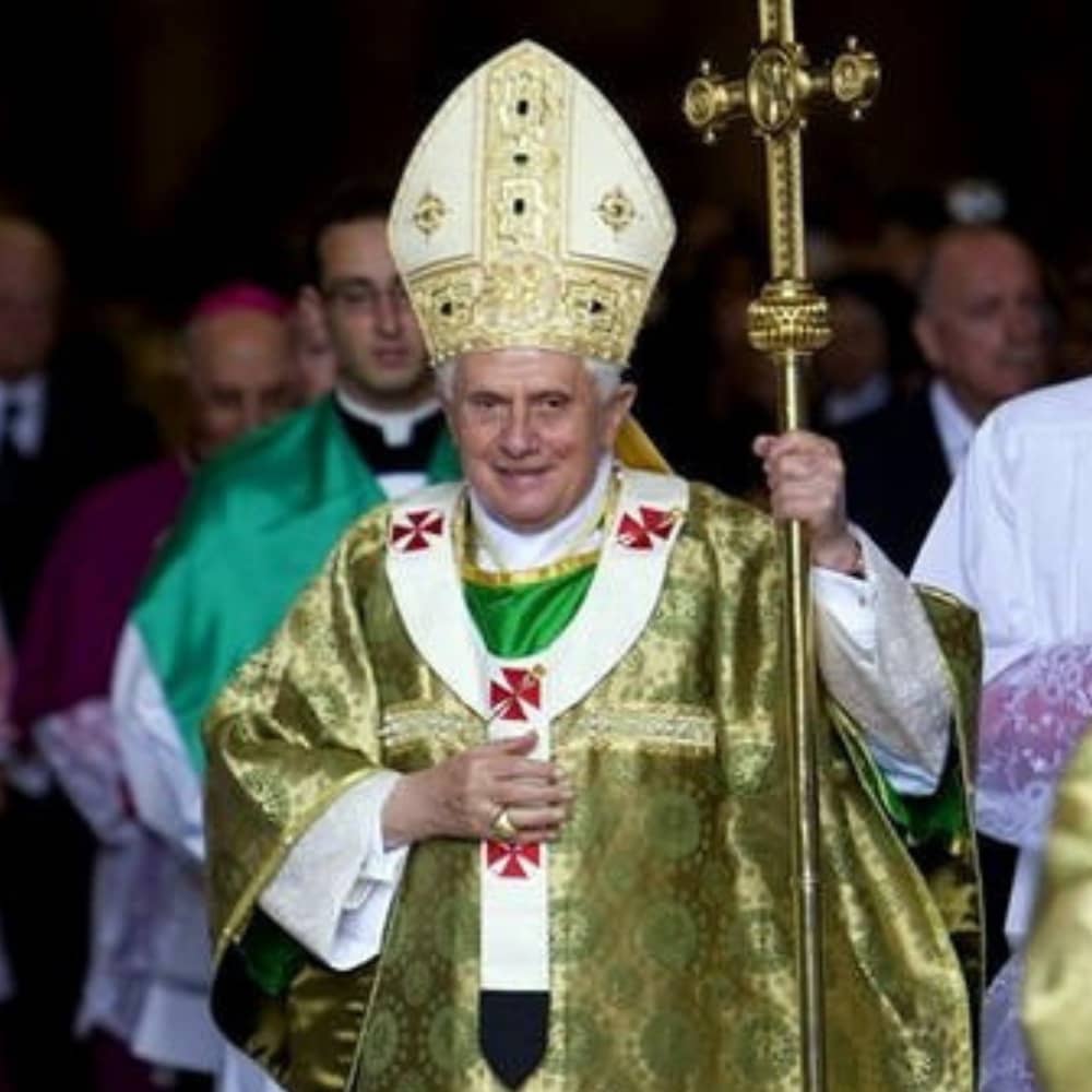 Découvrez l'histoire de la croix Papale - Michaël Vessière